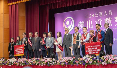 頒發公務人員傑出貢獻獎 總統期勉公務同仁持續努力 讓臺灣越來越溫暖堅韌國家社會不斷進步 總統府新聞 新聞與活動中華民國總統府