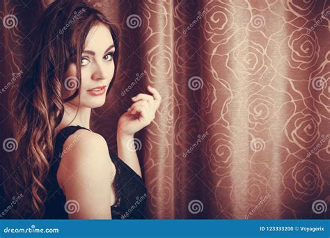 Retrato De La Mujer Joven Sensual Atractiva En Ropa Interior Foto De