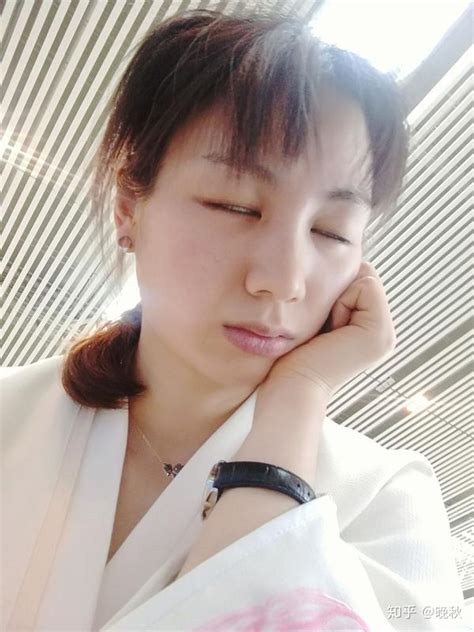 女人睁眼睡觉翻眼皮美女睁着眼睛睡觉 伤感说说吧