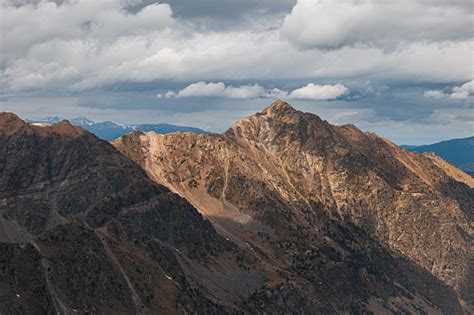 구름 낀 여름 하늘에 피레네 산맥의 가파른 경사면의 매혹적인 전망 야생의 산 스페인의 자연을 컨셉으로 카피스페이스 가을에 대한 스톡 사진 및 기타 이미지 Istock