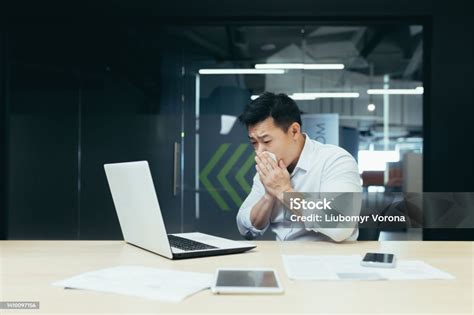기침과 콧물에있는 아픈 남자 노트북으로 사무실에서 감기에 걸린 아시아 사업가 감기와 독감에 대한 스톡 사진 및 기타 이미지