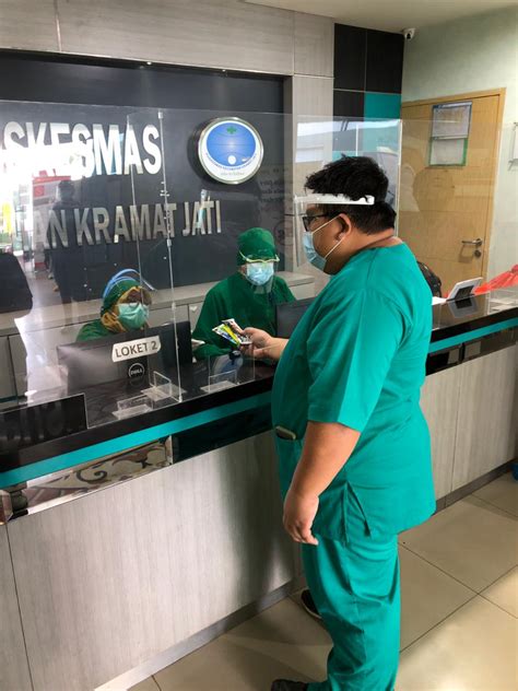 FOTO MNC Peduli Salurkan Bantuan Makanan Dan Minuman Ringan Kepada Puskesmas Kramat Jati Dan