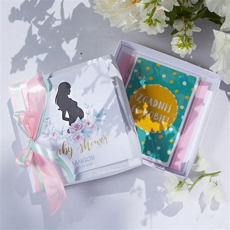 PREZENT dla Przyszłej Mamy KARTECZKI do dziecięcych zdjęć Piwonie Baby Shower W PUDEŁKU Pink Drink