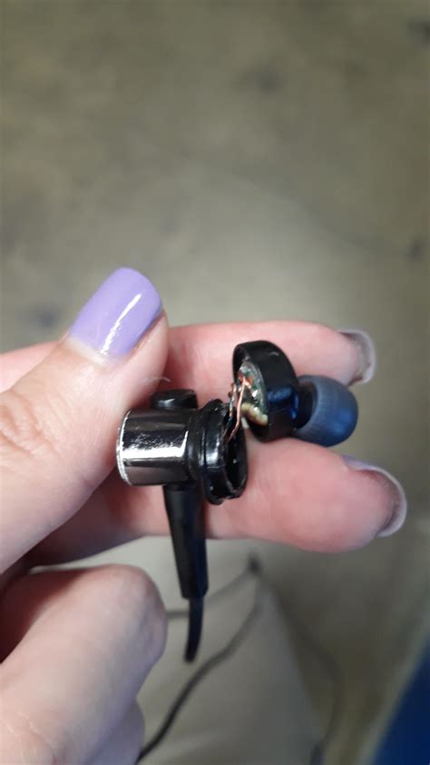 How To Fix This The Sound Is Still Perfectly Fine Just Doesn T Stay Closed I Ve Tried Tape