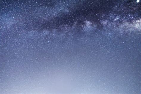 푸른 밤 하늘에 별과 성운과 은하계의 우주 공간 샷의 파노라마 보기 소음과 놀라운 별이 빛나는 밤 하늘 아래 우리의 태양계를