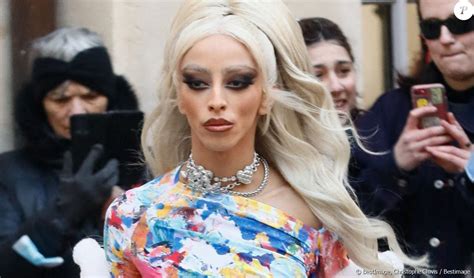 Bilal Hassani Micro robe et jambes très musclées après la
