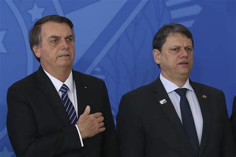 Ao lado de Tarcísio Bolsonaro diz que não pretende indicar um sucessor