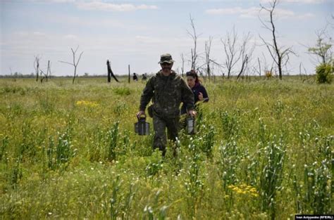 Ракети міни та артилерійські снаряди як сапери НГУ розміновують поля