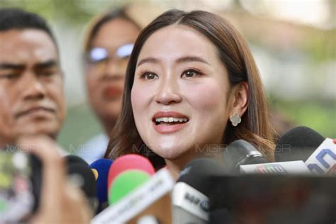 Photo Gallery “อุ๊งอิ๊ง” ควงแม่ พี่สาว ใช้สิทธิเขตคันนายาว เผย “พ่อแม้ว
