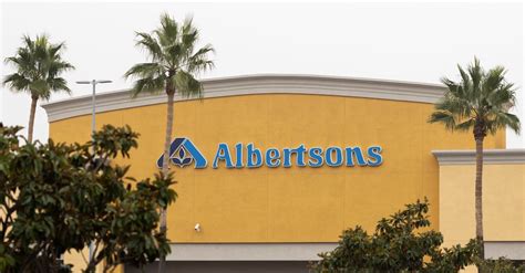 Grocer Albertsons Forecasts Soft Annual Sales As Demand Remains