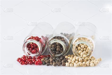 红色，黑色和白色的胡椒在玻璃罐子里