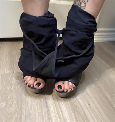 Leggings And Panties Around My Ankles 🖤 Ronlyfansfootlovers