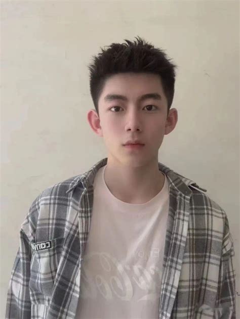 年轻的男生剪这3款 露额”发型，阳光又帅气，颜值蹭蹭涨 知乎