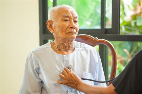 亚洲人女室内照顾老年人的友善医生疾病高清图片下载 正版图片307744048 摄图网