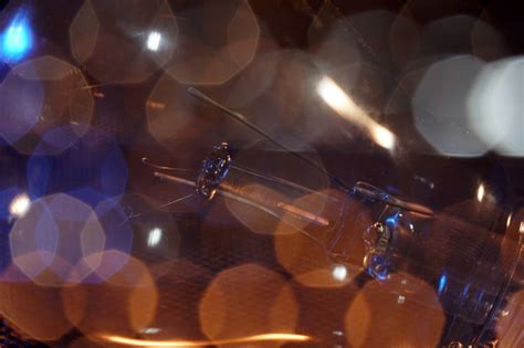 플래시 라이트로 촬영 된 검은 배경에 스튜디오에서 오래된 전구 0명에 대한 스톡 사진 및 기타 이미지 0명 가벼운 개념 Istock