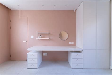 Yellowplastic ⠀ 사랑스러운 방 딸의 방입니다 창문 앞에 목공으로 곡선을 넣어 방이 한 층 더 부드러운 느낌이 들어요 거울 창문 동그란 펜던트까지