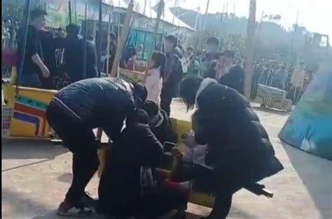 现场惊险！湖南一游乐场“飞椅”突然坠落，10多人受伤邵阳市
