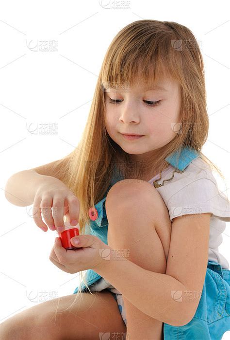 漂亮的金发女孩正在画画