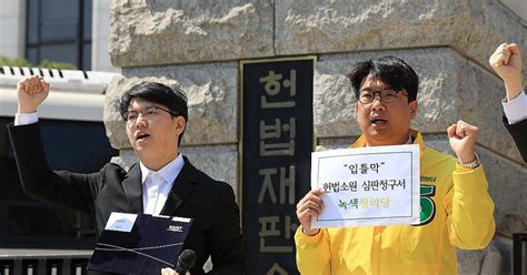 구호 외치는 김준우 상임선대위원장과 신민기 대변인