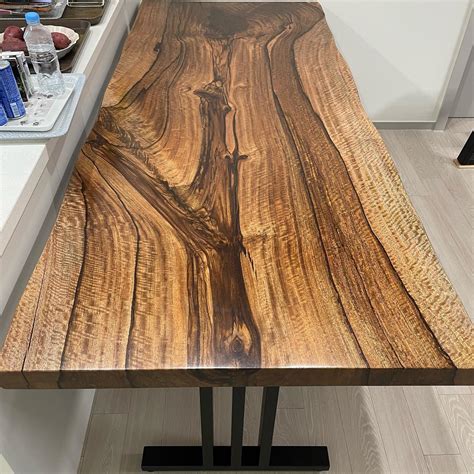 광주가구점 우드앤까유뮤즈가구 순천 고객님께 풀 커리 망고 출고👍🏻 변재부분 입체적인 무늬인 커리가 꽉 차 있는 망고 우드슬랩입니다 단단하여 식탁으로 쓰이는 망고나무