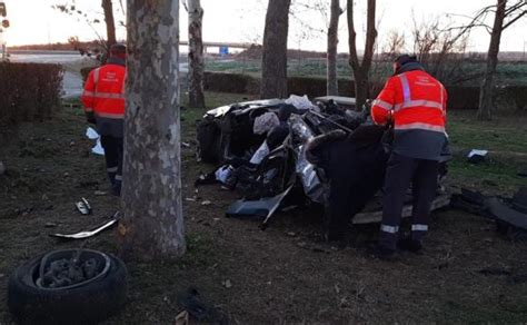 Dos Fallecidos Y Un Herido Grave Tras Chocar Contra Un árbol En Un área