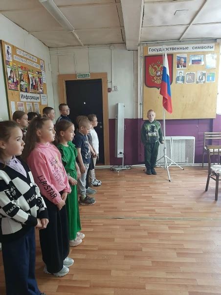 Учебная неделя в школе началась с поднятия государственного флага РФ Почётное право поднять