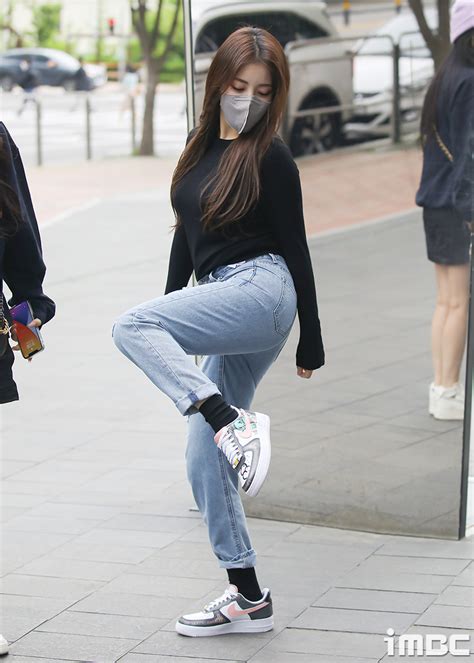 [포토] 브레이브걸스 유정 꼬북이 신발 자랑
