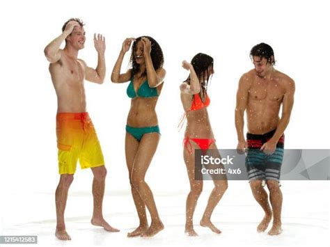 아프리카 민족 남자 친구 Hipster 춤 앞에서 흰색 배경 착용 수영복 남자에 대한 스톡 사진 및 기타 이미지 남자 아름다운 여성 젖은 Istock