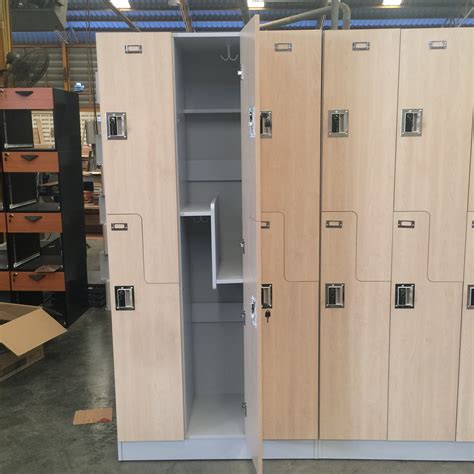 ตู้ล็อคเกอร์ พีวีซี Rocky โรงงานผลิตเฟอร์นิเจอร์สำนักงาน พาร์ทิชั่น ล็อคเกอร์ โต๊ะทำงาน ตู้