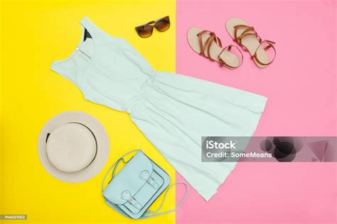 여성 의상입니다 민트 드레스 핸드백 신발 모자 밝은 분홍색 노란 배경 패션 컨셉 가방에 대한 스톡 사진 및 기타 이미지 가방