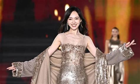 42岁唐嫣新剧路透曝光，短发搭配灰色西装太飒，干练帅气酷似女霸总