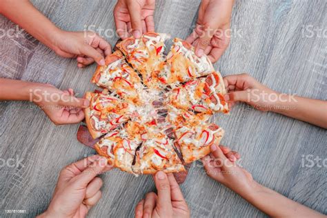 피자와 손 컨셉 그룹 사람들을 위한 슬라이스 피자 부분은 식탁에서 맛있고 진솔한 패스트푸드 스낵을 손에 들고 우정을 나타준다