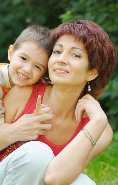 Madre E Hijo Imagen De Archivo Imagen De Exterior Excitado 10591313