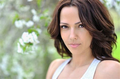 Cara Morena Joven Hermosa De La Mujer Al Aire Libre Foto De Archivo
