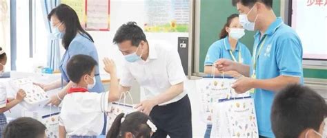 “六一”前夕，书记、县长给小学生送礼物教育少年儿童慰问