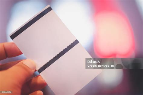빈 흰색 종이 영화 티켓을 들고 손 자신의 디자인을 만들 수있는 티켓의 빈 템플릿 Theatrical Performance에
