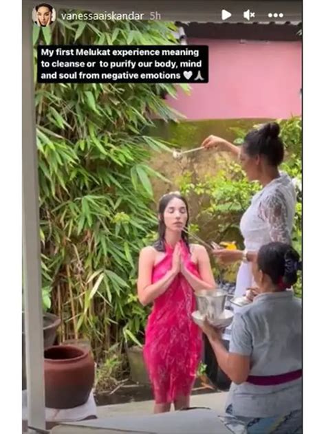 6 Momen Jessica Iskandar Dan Keluarga Jalani Melukat Hargai Budaya