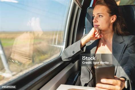 철도 운송으로 비즈니스 여행 기차를 타고 여행하며 창밖을 내다보는 사업가 35 39세에 대한 스톡 사진 및 기타 이미지 35 39세 교통수단 기차 Istock