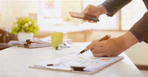 직장에서 종이 그래프 보고서와 스마트폰으로 작업하는 사업가를 닫습니다 사진 Unsplash의 테이블 이미지