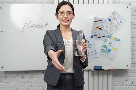 成功的商务女士拿着奖杯高清图片下载 正版图片507623789 摄图网