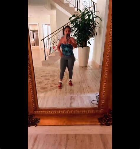 Vídeo Simone Mendes usou macacão antigo colado ao corpo após emagrecer kg Purepeople