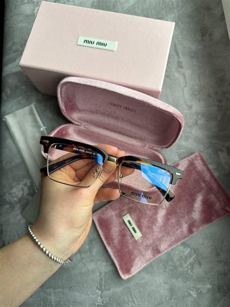 Имиджевые очки Miu Miu в наличии — цена 2750 грн в каталоге Солнцезащитные очки Купить