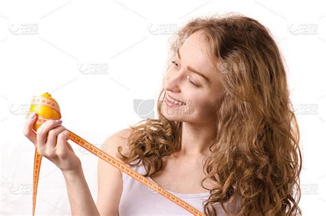 漂亮的年轻女子柠檬一厘米