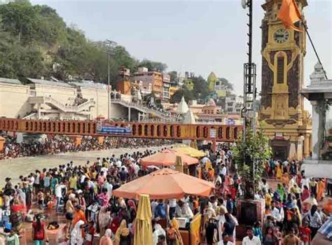 Pic गंगा दशहरा पर हरिद्वार में हरकी पैड़ी पर उमड़ा सैलाब गंगा में