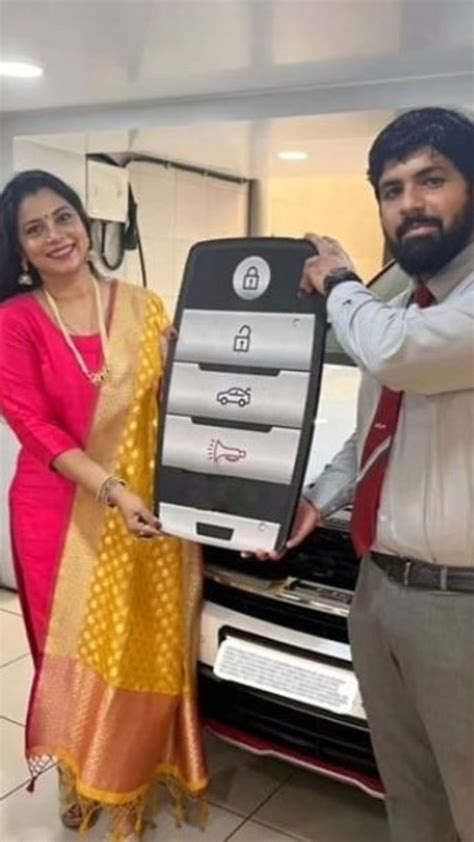 अभिनेत्री सुलेखा तळवलकरने खरेदी केली अलिशान गाडी फोटो केले शेअर