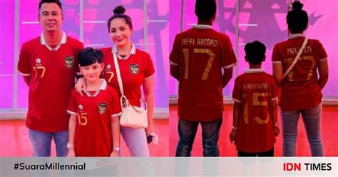 10 Potret Nagita Slavina Nonton Piala AFF Kayak ABG Kece