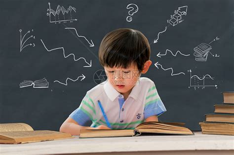 认真学习的小孩图片素材 正版创意图片500643779 摄图网