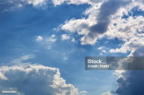 藍天雲背景 複製空間範本 多雲圖像紋理和圖案 照片檔及更多 乾淨 照片 乾淨 夏天 多雲 Istock