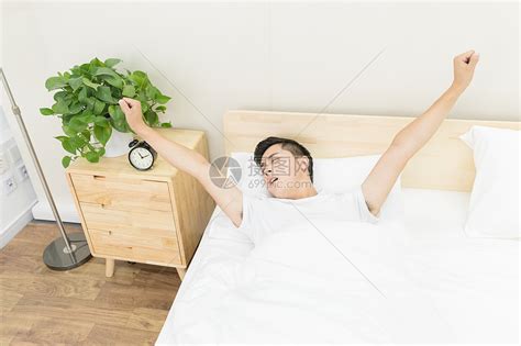 居家男性伸懒腰高清图片下载 正版图片501025574 摄图网