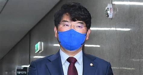 ‘보좌관 강제추행 혐의 박완주 의원 檢 송치